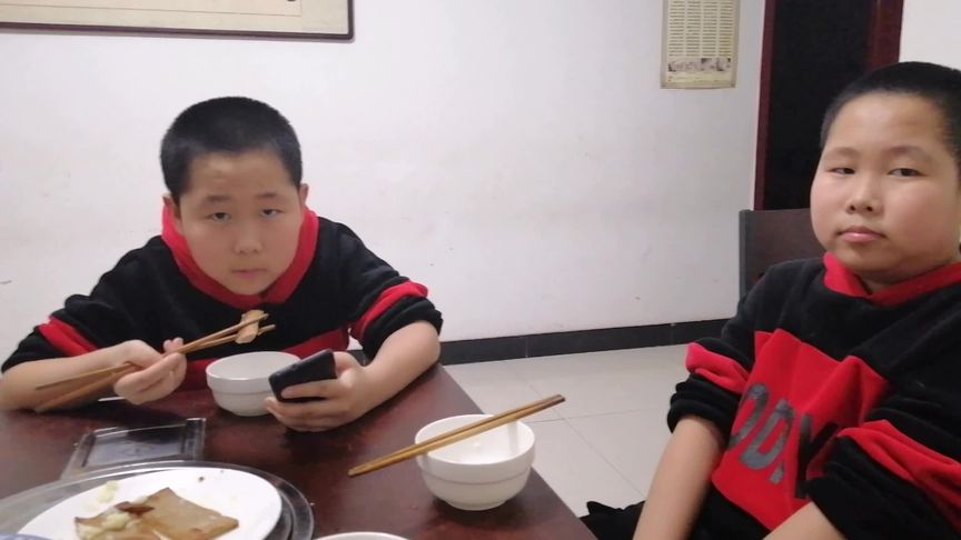 10元买了6斤荞麦灌肠做驴油煎灌肠,脆嫩爽口,双胞胎儿子抢着吃