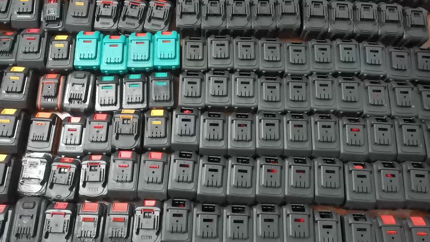 从厂家买了200套电池盒!价格挺便宜,就是买少了人家不卖给我