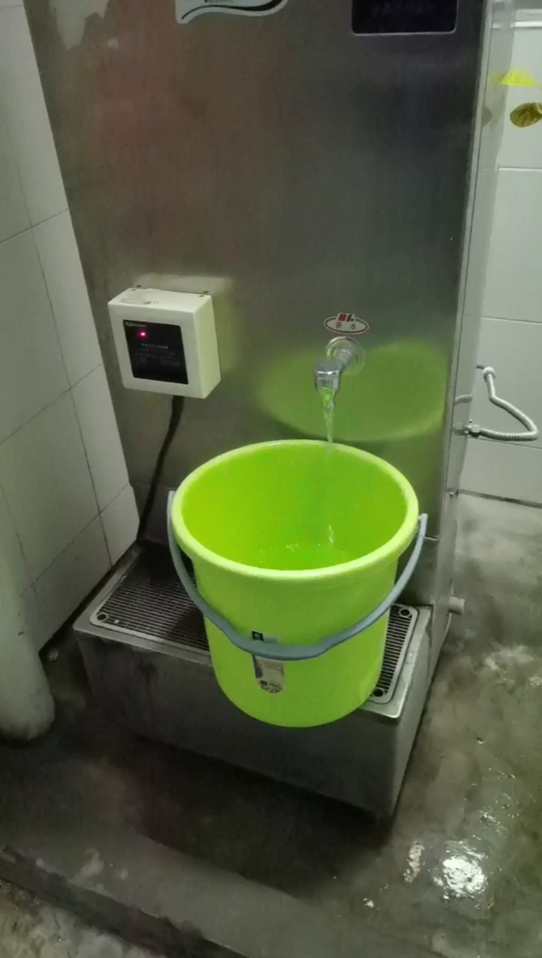 仍然不需要破解水卡就可以免费打水,还有这么秀的操作?想知道为什么...