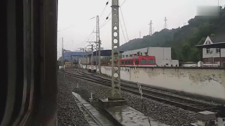 秀山开往重庆北的绿皮火车 5610次列车发车驶出涪陵站