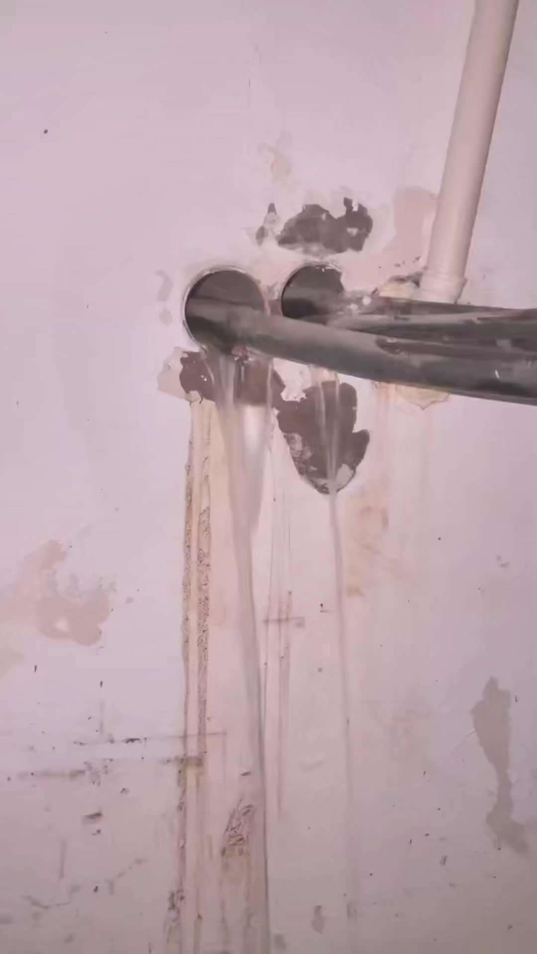 管子根漏水维修 地下室穿墙管漏水严重,外围没办法施工,就选用金箍棒...