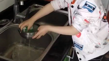 小朋友的在第一次家务劳动中过六一。