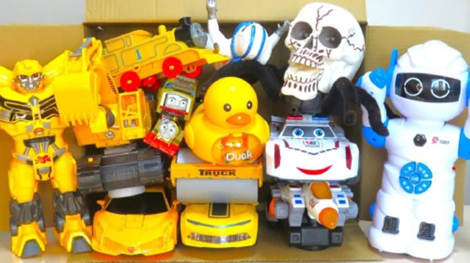 电动机器人和鸭子汽车工程车玩具展示