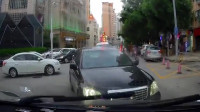 行车记录仪:开辆丰田皇冠有啥了不起!逆行还想我给你让道