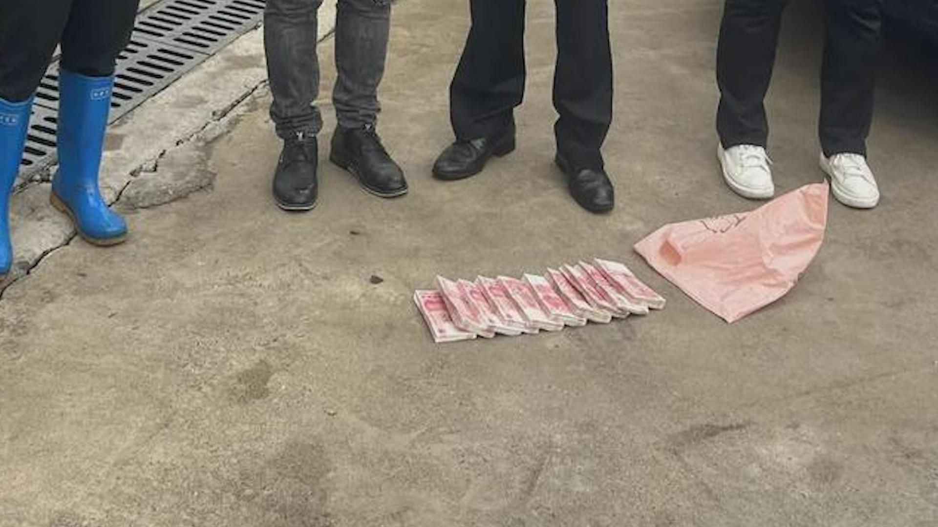 男子用垃圾袋装10万元被老婆误扔,差几分钟成"碎纸"被民警截停