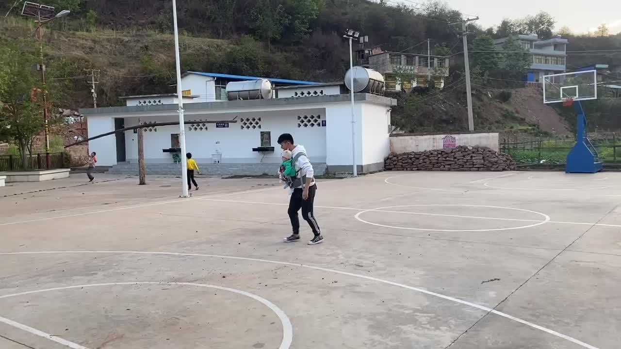 今天你六个月,带你练习定点投篮,记住动作要领,二十年后来和我单挑