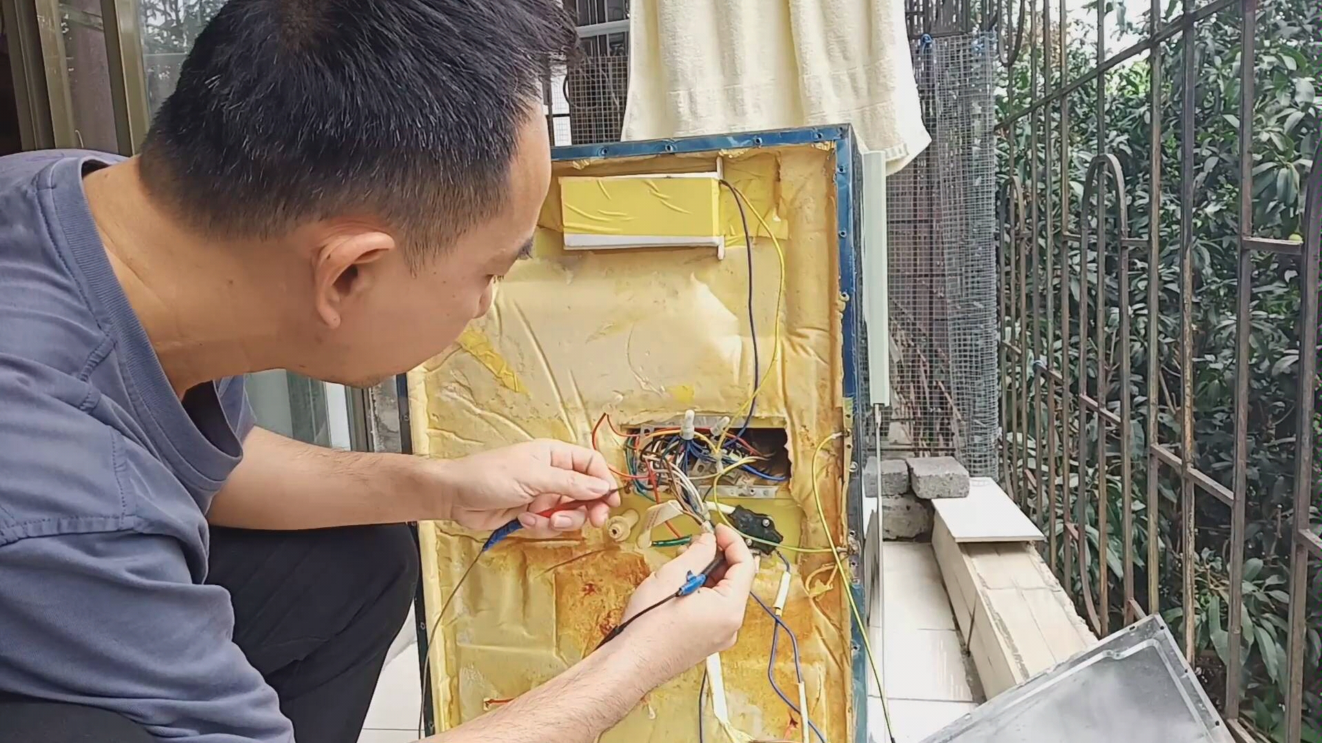 我叫老表自己修理消毒柜,学会可以充实生活