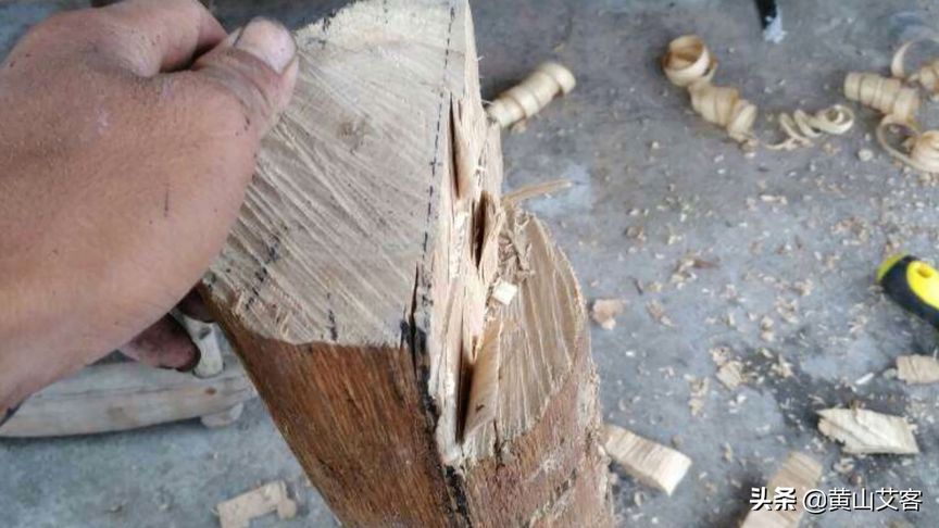 老木匠给自己打造一把手工的木工刨