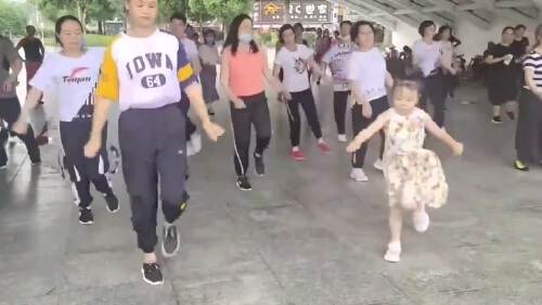 奶奶牵着小孩的手,竟然意外上演鬼步舞的欢乐瞬间,舞蹈之星浮现!