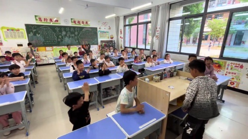 选了内向的孩子抽免作业纸条,全班欢呼,目的达成了