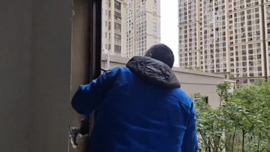 小吴今天带大家看看窗户如何装上玻璃吧～