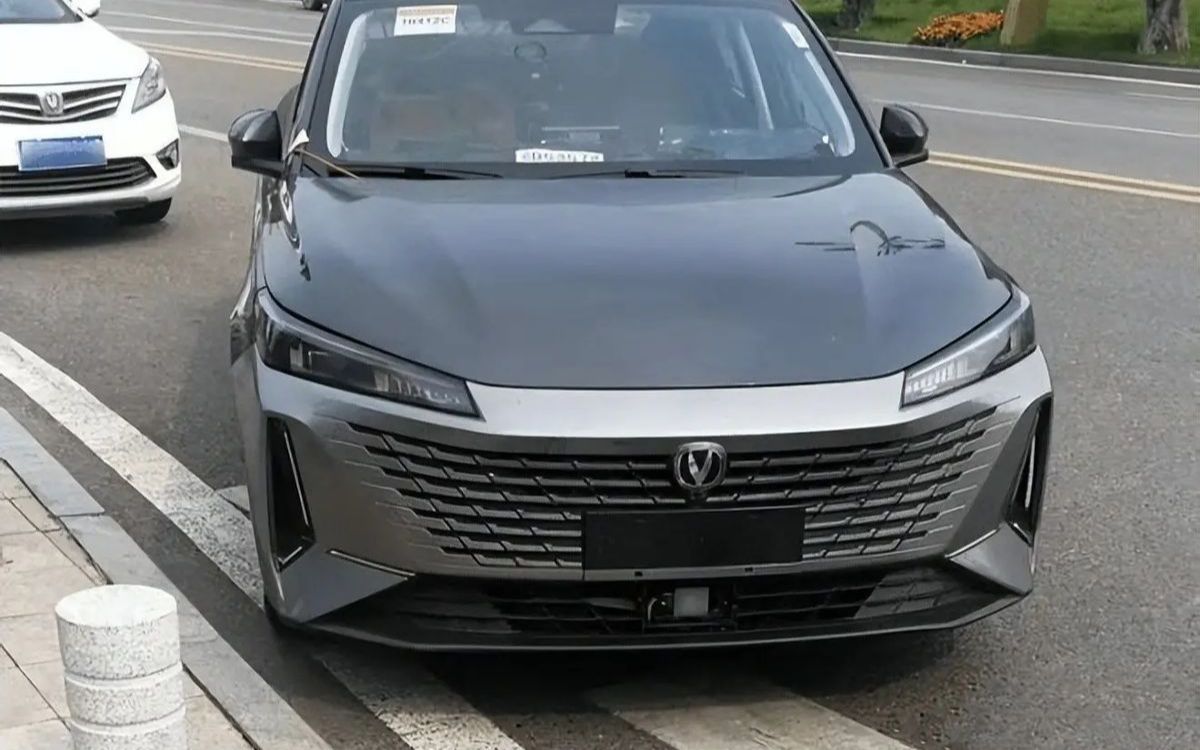 颜值控!长安全新中级轿车已上路,轴距2765mm,1.5T动力10万块?