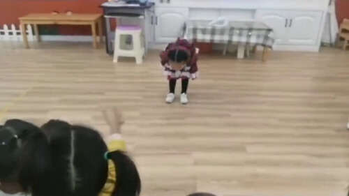 萌娃第一次踏进幼儿园,奶声奶气的自我介绍