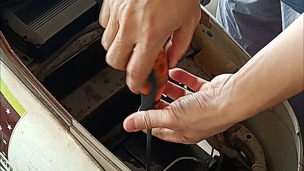 电动车如何拆解电池呢