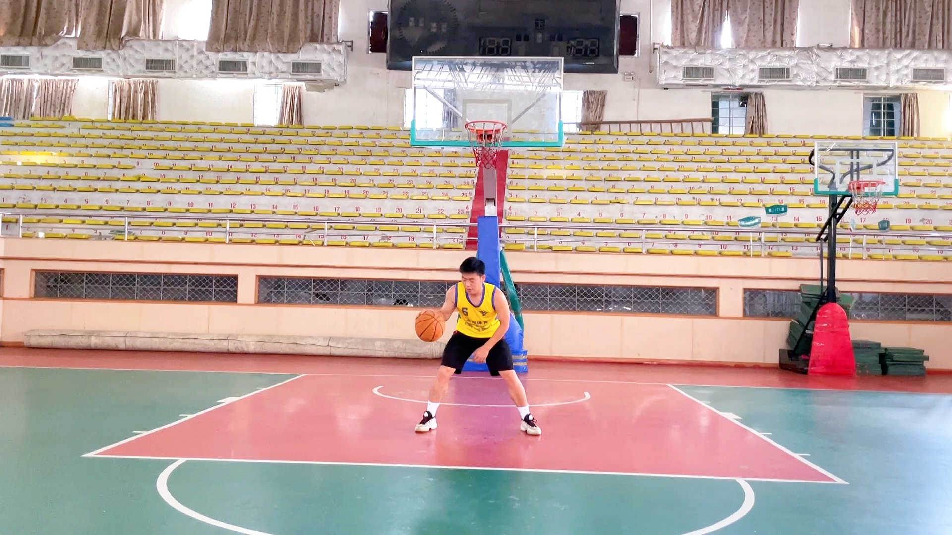 篮球原地运球技术训练