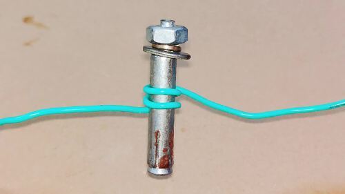 我是真的没有想到,在膨胀螺丝上缠一根电线,关键时刻作用这么大