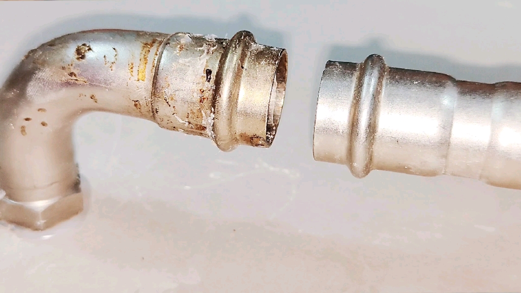 才知道,原来不用焊机也能接不锈钢管,工地水电工都知道这个方法