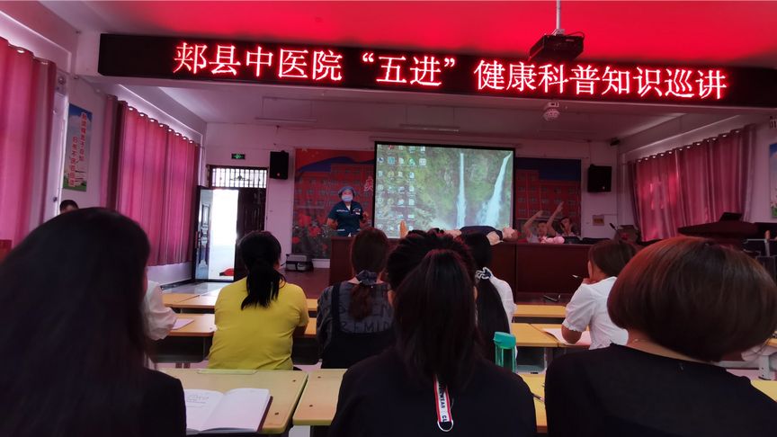 学校组织老师们学习“心肺复苏法”,你学会了吗?