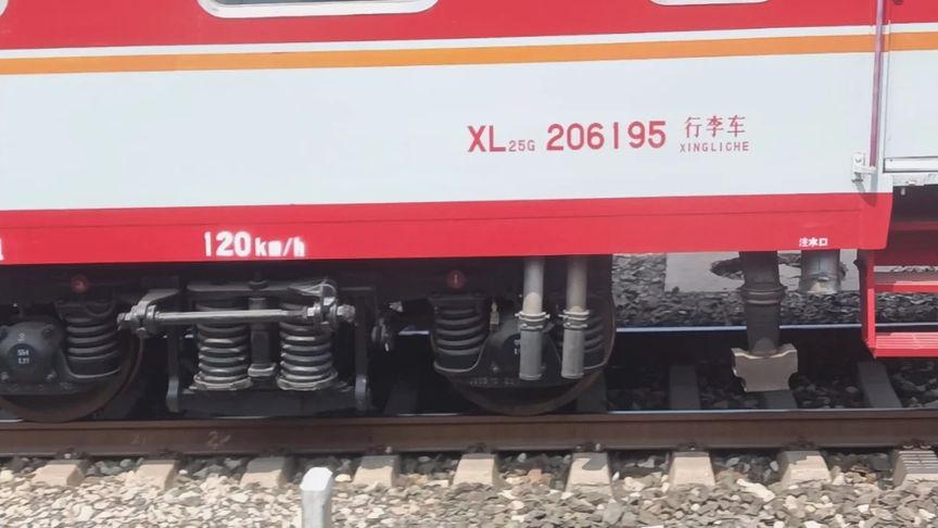 K568次列车滦县到天津倒站,坐K213去沧州站,路上看到一辆行李车