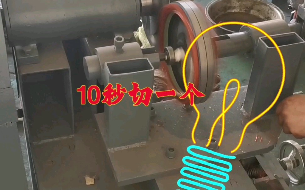 视频中的设备是用于废旧电机拆解设备,主要是拆解报废电动车后轮...
