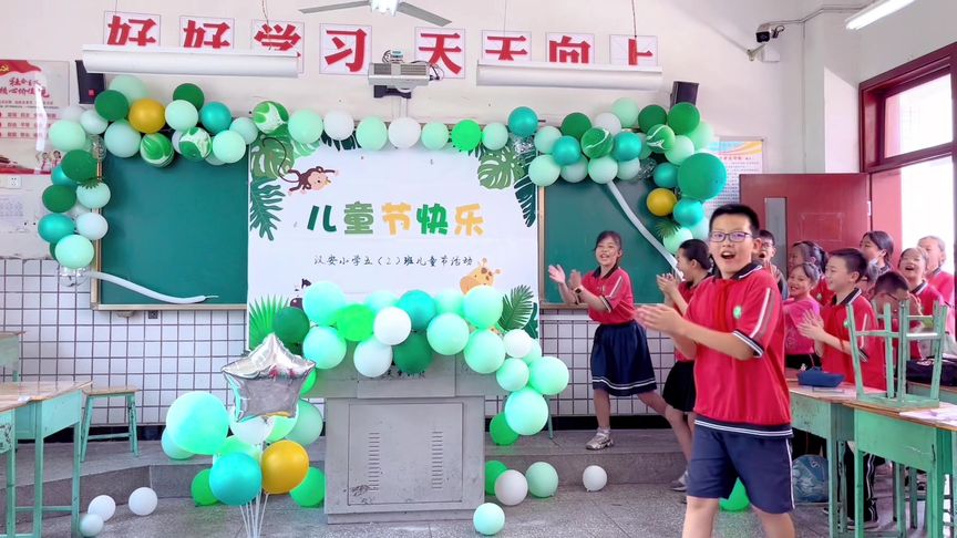 #六一就是要快乐呀 小学教师利用午休时间布置教室