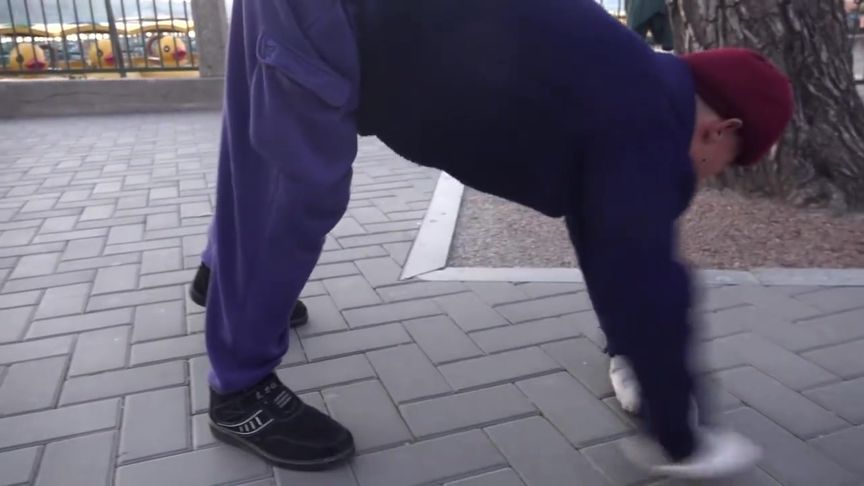 80岁老人学五种动物爬行 曾被邻居嘲笑称“学狗走”