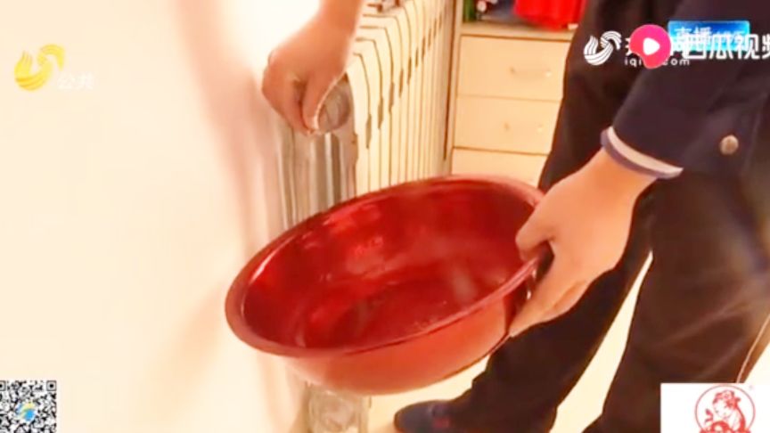 供暖进行时!暖气不热放水管用吗?换热站工作人员建议勿过度排放