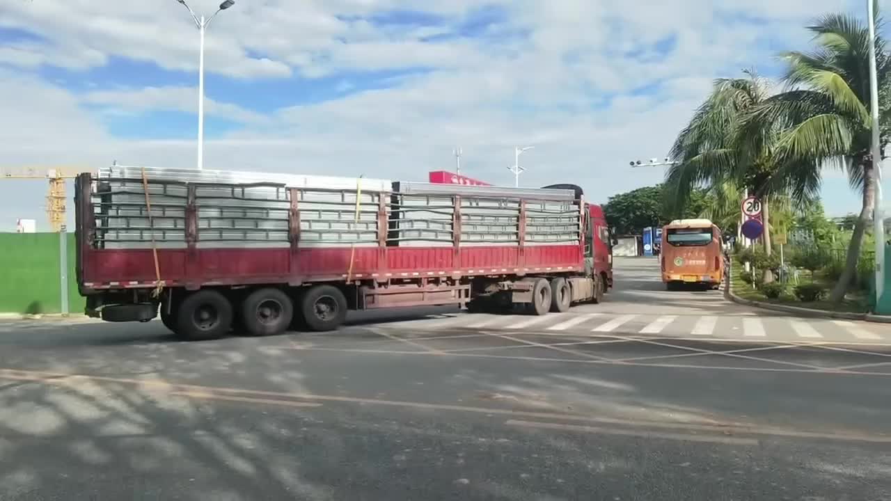 早上出一车镀锌方管!你们猜猜有多少吨?