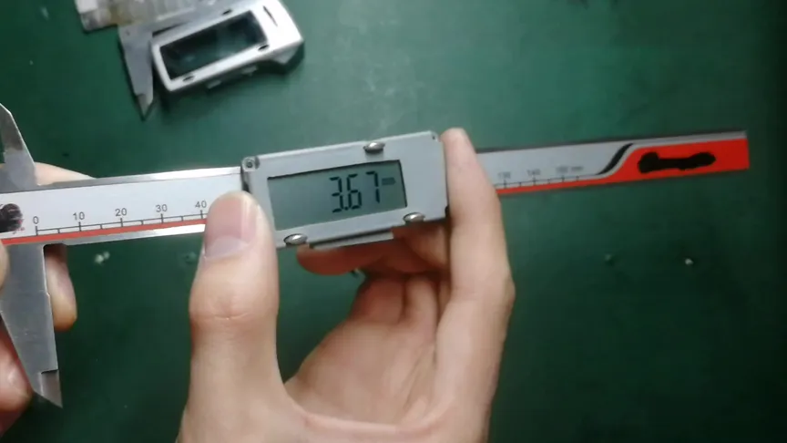 数显游标卡尺拆解，了解一下工作原理，长度可以无限测量？