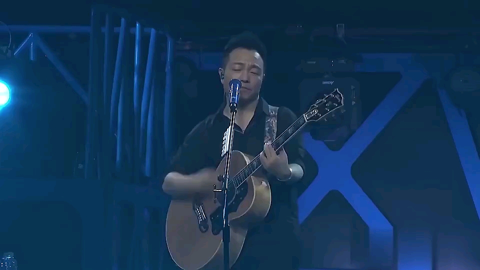 许巍《曾经的你》杭州演唱会,最全前奏 视频来自皮皮虾,如有侵权联系...
